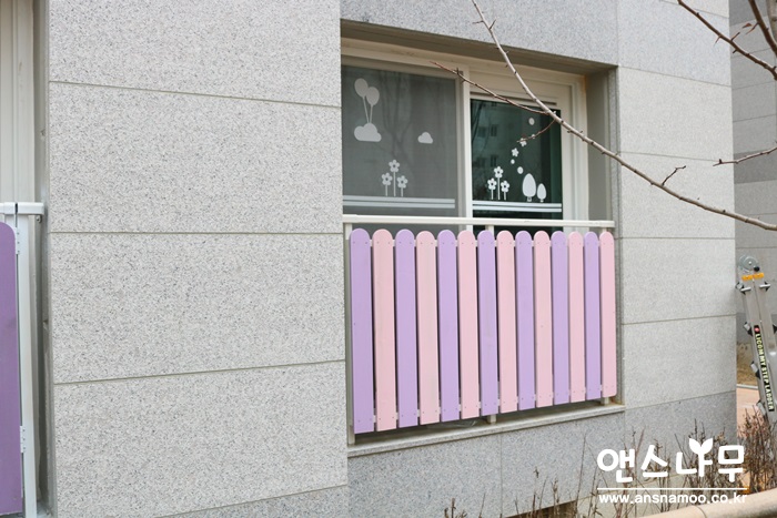 어린이집외부간판외부울타리외부창문썬팅나무간판베란다울타리안전울타리예쁜창문썬팅예쁜어린이집외부인테리어앤스나무개원